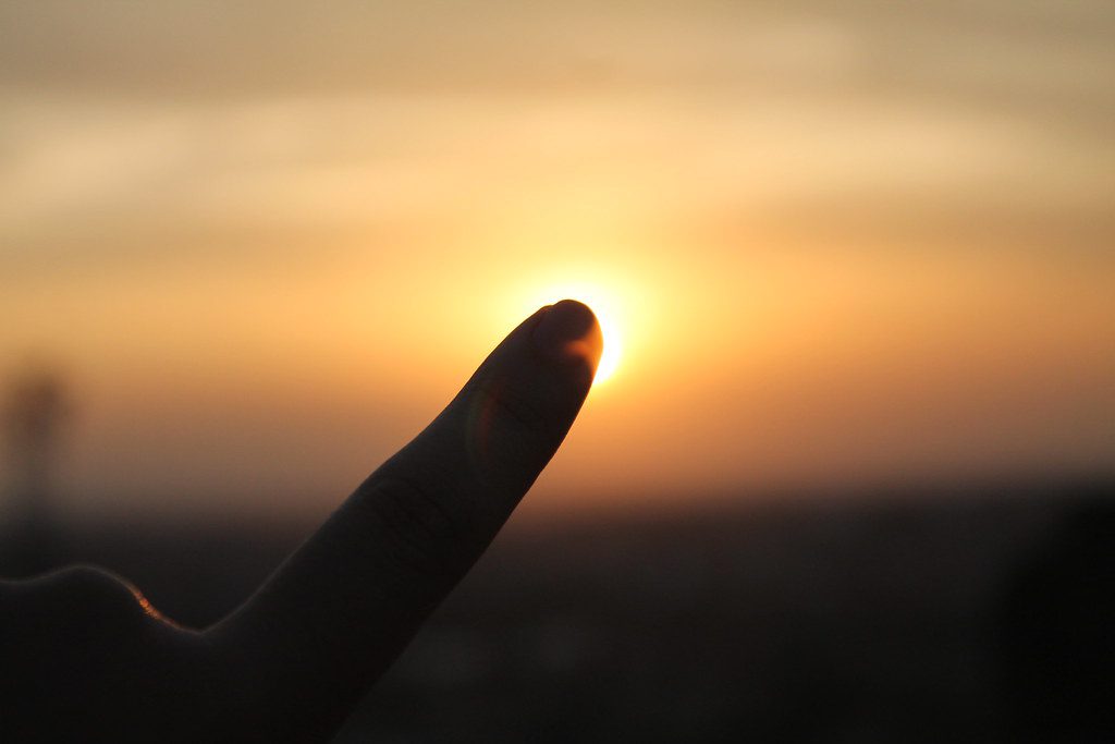 Qué significa la expresión "no se puede tapar el sol con un dedo"